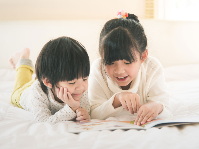 How It Benefits Everyone When Siblings Read Together